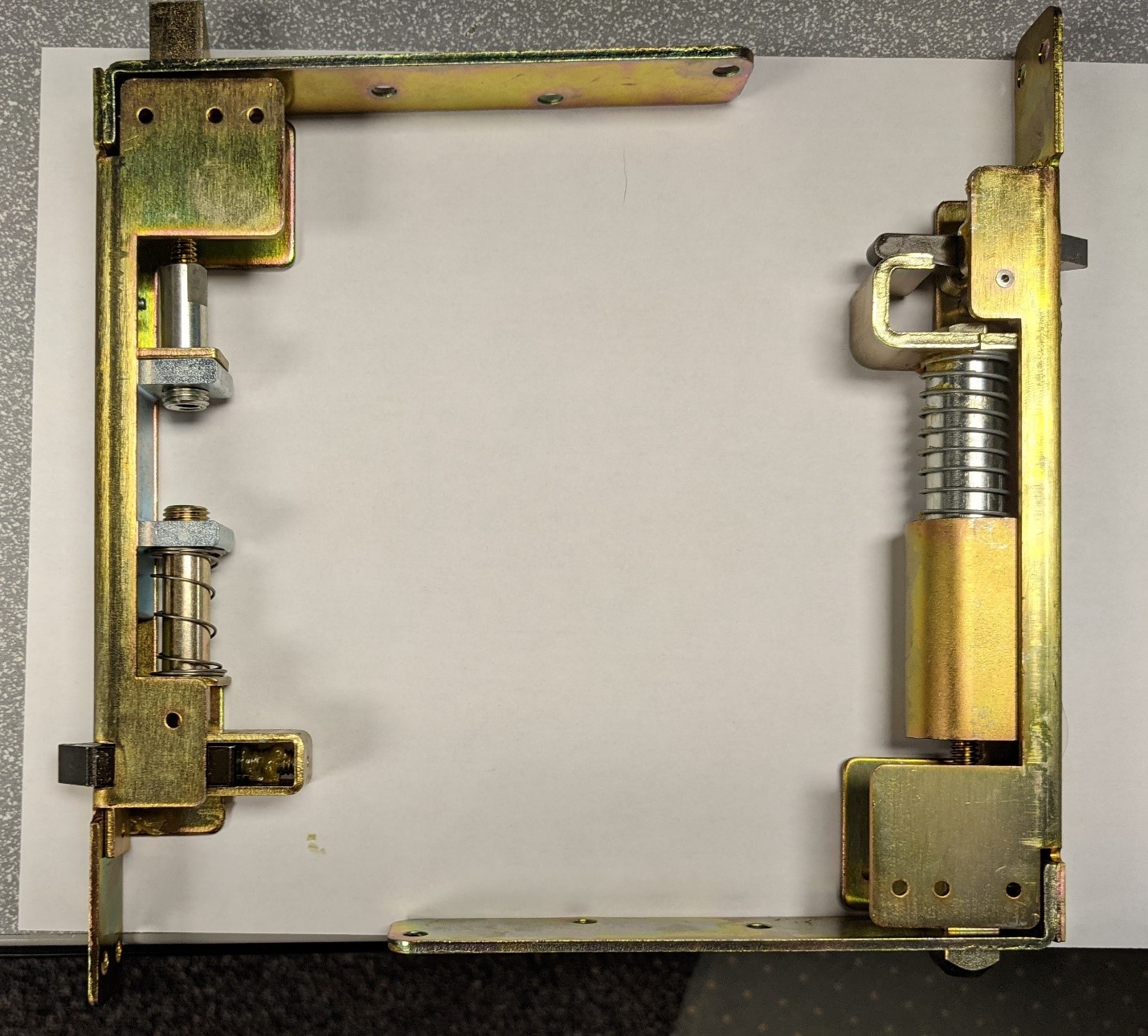 How does a FB61 flushbolt work?